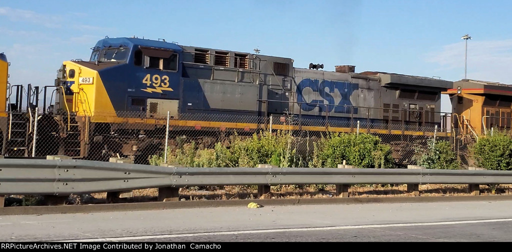 CSX 493 on WB UP stack train